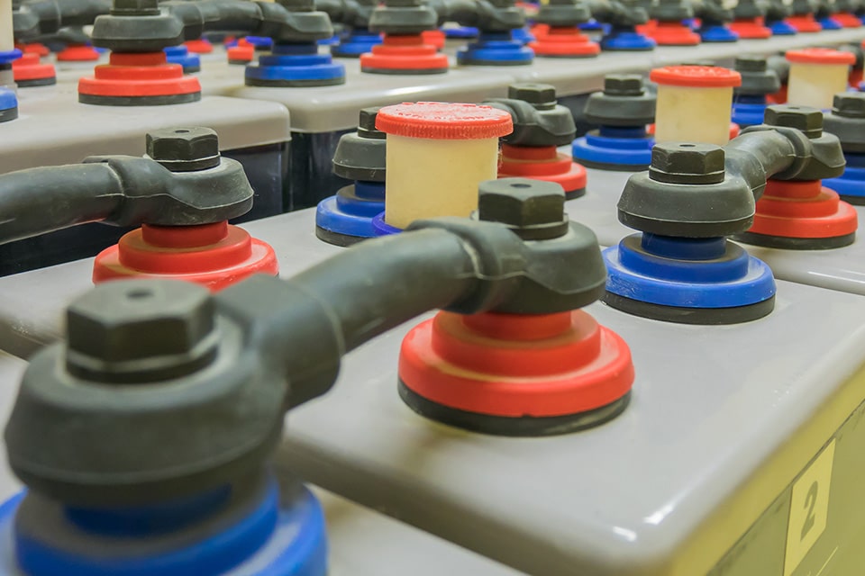 Co všechno ovlivňuje životnost baterií záložního zdroje UPS? | Silektro ...